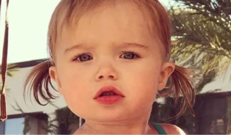 Mom teaches strangers not to fear baby's skin condition with adorable trick