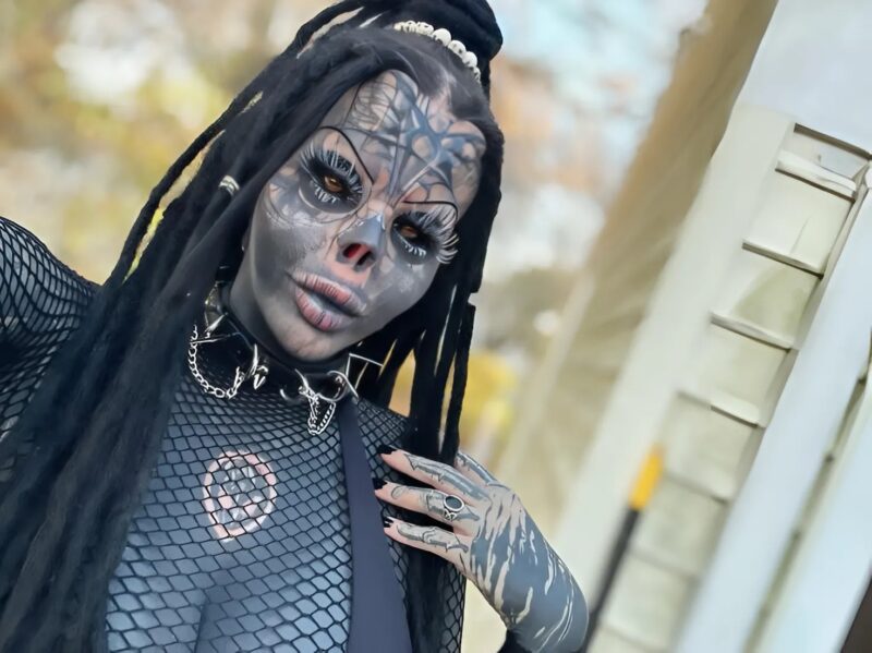 You won't believe your eyes when you see this girl without tattoos